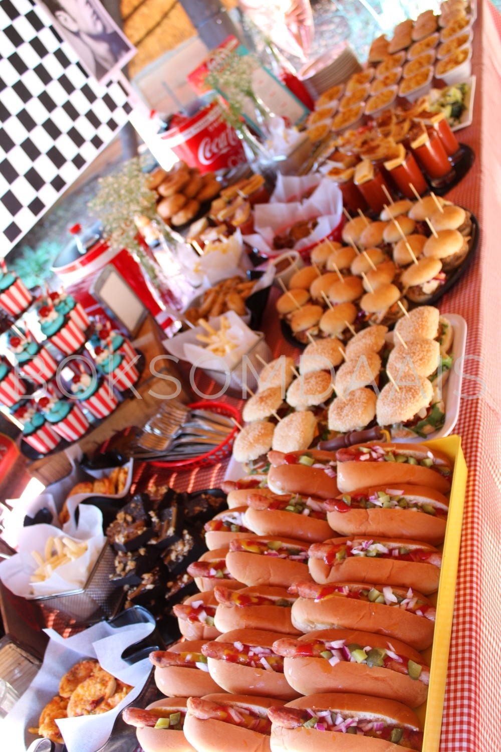 Travel Back In Time With This Great 1950 s Diner Party